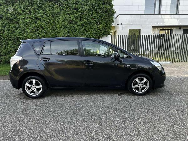 Toyota Verso 2010 in Vilnius on AUTOMOTO.COM.LV Black Toyota Verso 2010 in Vilnius, with an engine capacity of 2.00 L and mileage of 280 thousand km for 2500 €, photo 5 on AUTOMOTO.COM.LV