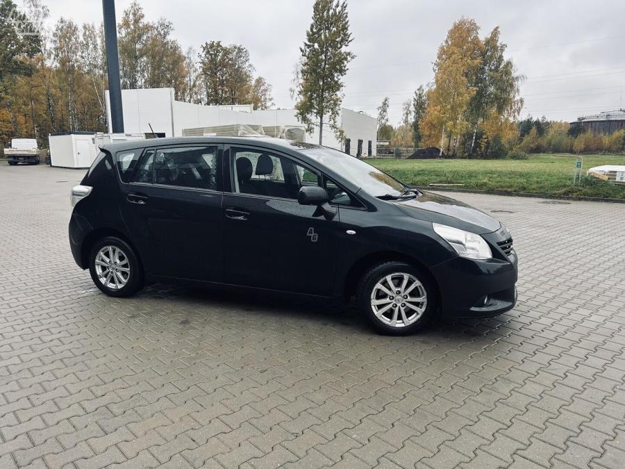 Melns Toyota Verso 2011 Kauņa, ar dzinēja tilpumu 2.00 L un nobraukumu 298 tūkst. km par 3750 €, foto 3 vietnē AUTOMOTO.COM.LV