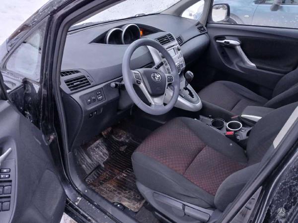 Black Toyota Verso 2011 in Vilnius, with an engine capacity of 1.80 L and mileage of 225 thousand km for 5200 €, photo 5 on AUTOMOTO.COM.LV
