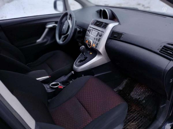 Black Toyota Verso 2011 in Vilnius, with an engine capacity of 1.80 L and mileage of 225 thousand km for 5200 €, photo 8 on AUTOMOTO.COM.LV
