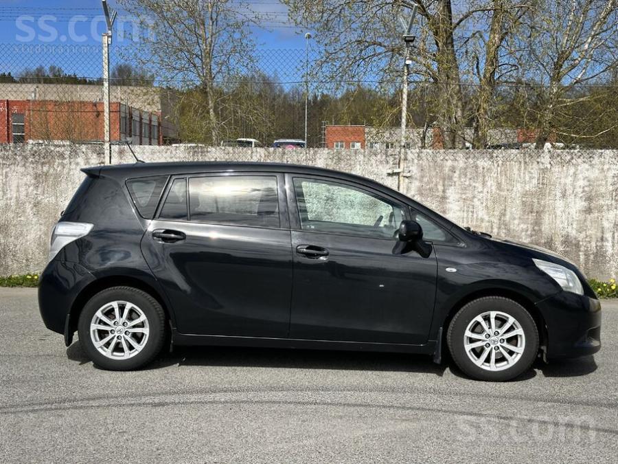 Black Toyota Verso 2011 in Riga, with an engine capacity of 1.80 L and mileage of 295 thousand km for 3900 €, photo 5 on AUTOMOTO.COM.LV