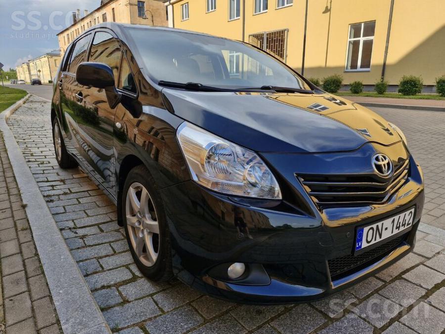 Black Toyota Verso 2011 in Daugavpils, with an engine capacity of 2.20 L and mileage of 265 thousand km for 5350 €, photo 1 on AUTOMOTO.COM.LV