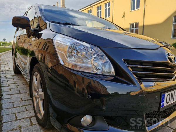 Melns Toyota Verso 2011 Daugavpils, ar dzinēja tilpumu 2.20 L un nobraukumu 265 tūkst. km par 5350 €, foto 3 vietnē AUTOMOTO.COM.LV