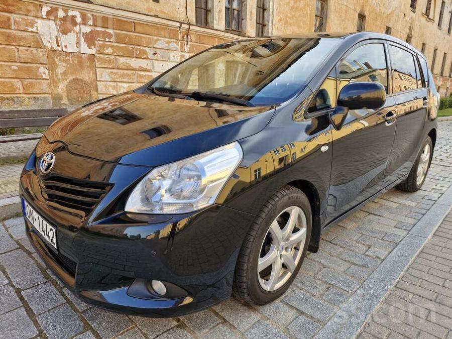 Black Toyota Verso 2011 in Daugavpils, with an engine capacity of 2.20 L and mileage of 265 thousand km for 5350 €, photo 6 on AUTOMOTO.COM.LV