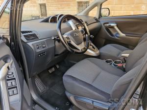 Black Toyota Verso 2011 in Daugavpils, with an engine capacity of 2.20 L and mileage of 265 thousand km for 5350 €, photo 12 on AUTOMOTO.COM.LV