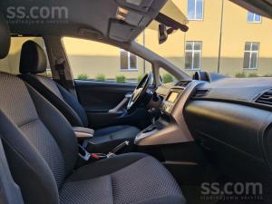 Black Toyota Verso 2011 in Daugavpils, with an engine capacity of 2.20 L and mileage of 265 thousand km for 5350 €, photo 13 on AUTOMOTO.COM.LV