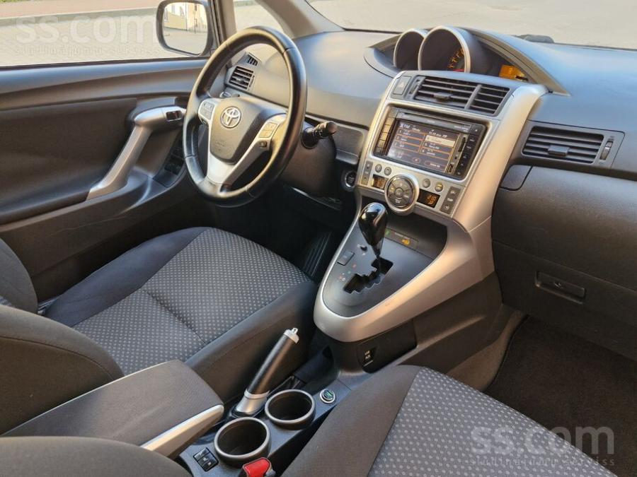 Black Toyota Verso 2011 in Daugavpils, with an engine capacity of 2.20 L and mileage of 265 thousand km for 5350 €, photo 15 on AUTOMOTO.COM.LV