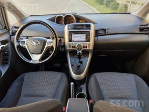 Black Toyota Verso 2011 in Daugavpils, with an engine capacity of 2.20 L and mileage of 265 thousand km for 5350 €, photo 16 on AUTOMOTO.COM.LV
