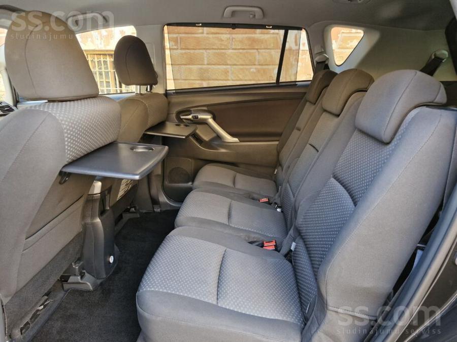 Black Toyota Verso 2011 in Daugavpils, with an engine capacity of 2.20 L and mileage of 265 thousand km for 5350 €, photo 18 on AUTOMOTO.COM.LV