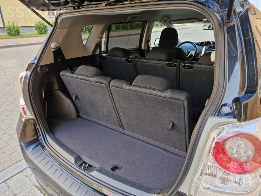 Black Toyota Verso 2011 in Daugavpils, with an engine capacity of 2.20 L and mileage of 265 thousand km for 5350 €, photo 27 on AUTOMOTO.COM.LV