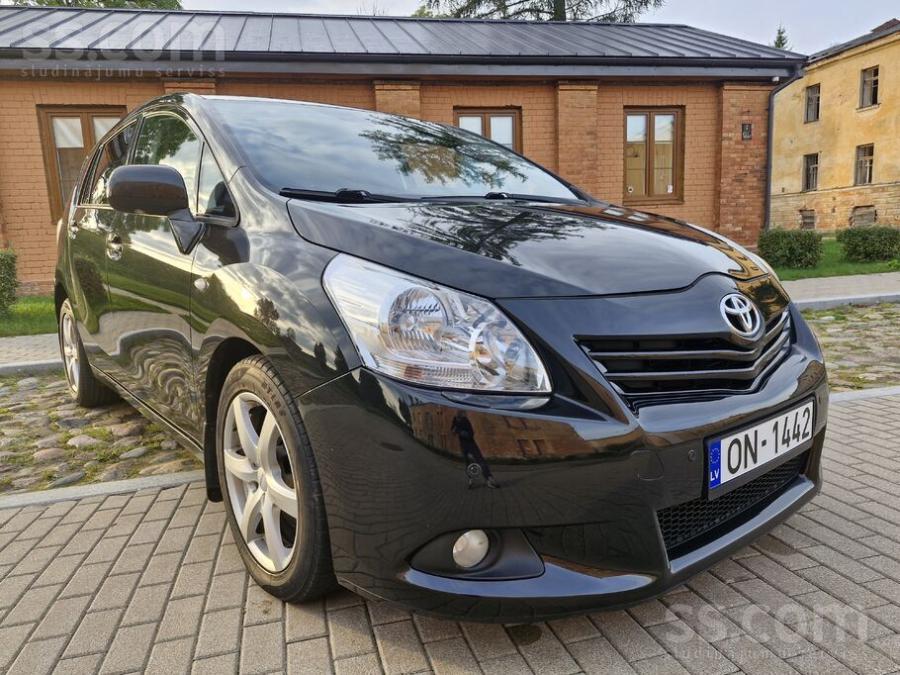 Melns Toyota Verso 2011 Daugavpils, ar dzinēja tilpumu 2.20 L un nobraukumu 265 tūkst. km par 4790 €, foto 1 vietnē AUTOMOTO.COM.LV