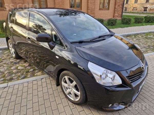 Black Toyota Verso 2011 in Daugavpils, with an engine capacity of 2.20 L and mileage of 265 thousand km for 4790 €, photo 3 on AUTOMOTO.COM.LV