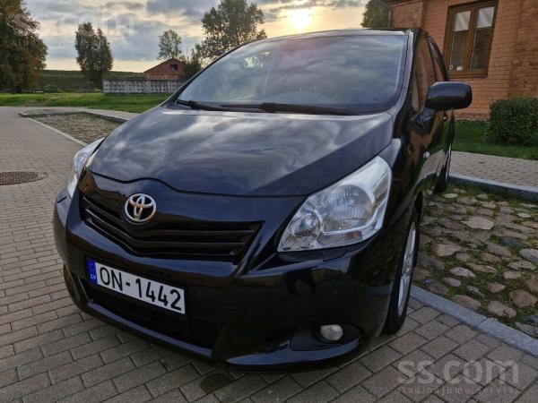 Black Toyota Verso 2011 in Daugavpils, with an engine capacity of 2.20 L and mileage of 265 thousand km for 4790 €, photo 4 on AUTOMOTO.COM.LV