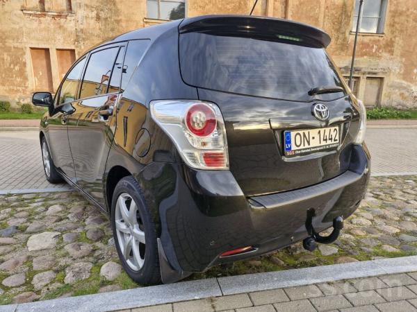 Black Toyota Verso 2011 in Daugavpils, with an engine capacity of 2.20 L and mileage of 265 thousand km for 4790 €, photo 6 on AUTOMOTO.COM.LV