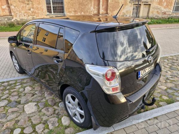 Black Toyota Verso 2011 in Daugavpils, with an engine capacity of 2.20 L and mileage of 265 thousand km for 4790 €, photo 7 on AUTOMOTO.COM.LV