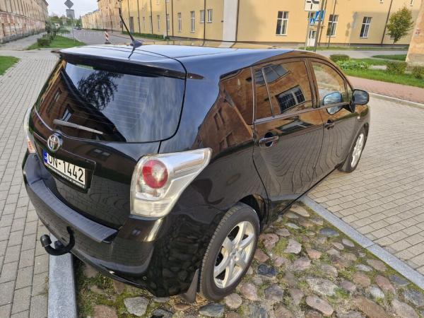Black Toyota Verso 2011 in Daugavpils, with an engine capacity of 2.20 L and mileage of 265 thousand km for 4790 €, photo 9 on AUTOMOTO.COM.LV