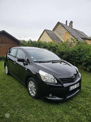 Black Toyota Verso 2011 in Rokiskis, with an engine capacity of 2.00 L and mileage of 193 thousand km for 4200 €, photo 3 on AUTOMOTO.COM.LV