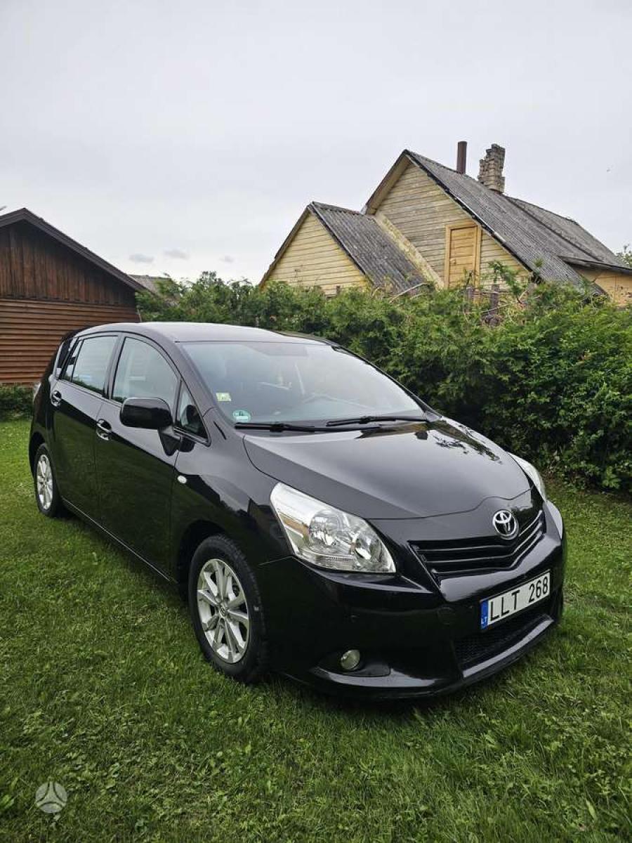 Black Toyota Verso 2011 in Rokiskis, with an engine capacity of 2.00 L and mileage of 193 thousand km for 4200 €, photo 3 on AUTOMOTO.COM.LV