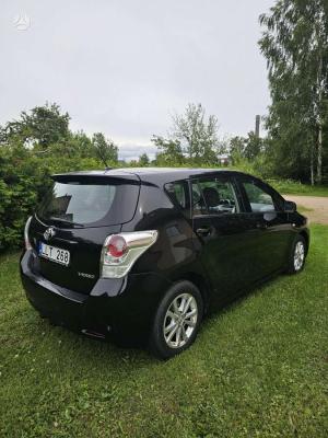 Black Toyota Verso 2011 in Rokiskis, with an engine capacity of 2.00 L and mileage of 193 thousand km for 4200 €, photo 4 on AUTOMOTO.COM.LV