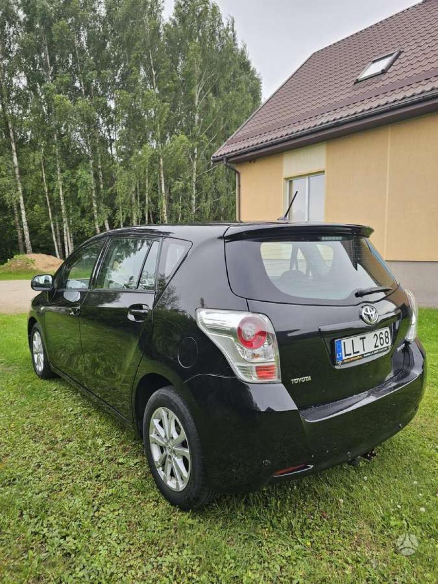 Black Toyota Verso 2011 in Rokiskis, with an engine capacity of 2.00 L and mileage of 193 thousand km for 4200 €, photo 5 on AUTOMOTO.COM.LV