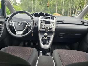 Black Toyota Verso 2011 in Rokiskis, with an engine capacity of 2.00 L and mileage of 193 thousand km for 4200 €, photo 9 on AUTOMOTO.COM.LV