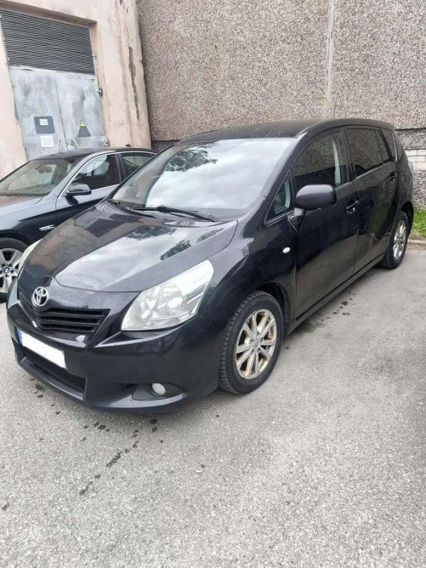 Melns Toyota Verso 2011 Kauņa, ar dzinēja tilpumu 2.00 L un nobraukumu 370 tūkst. km par 2700 €, foto 1 vietnē AUTOMOTO.COM.LV