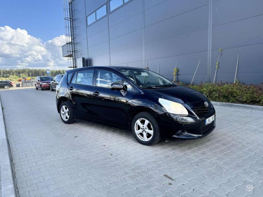 Black Toyota Verso 2011 in Vilnius, with an engine capacity of 1.60 L and mileage of 242 thousand km for 5499 €, photo 1 on AUTOMOTO.COM.LV
