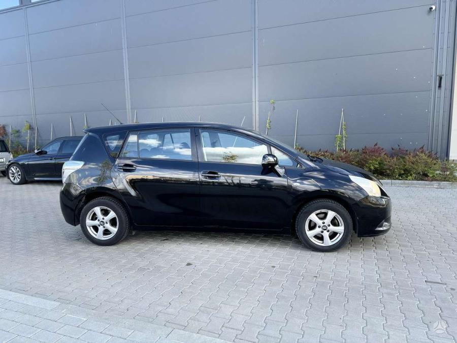 Black Toyota Verso 2011 in Vilnius, with an engine capacity of 1.60 L and mileage of 242 thousand km for 5499 €, photo 5 on AUTOMOTO.COM.LV