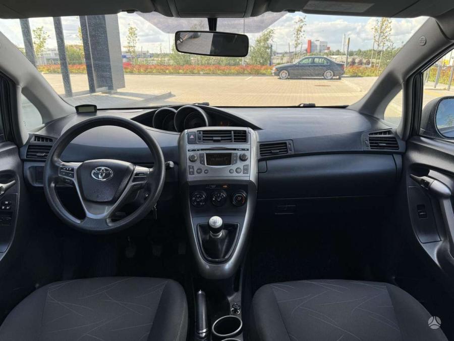 Black Toyota Verso 2011 in Vilnius, with an engine capacity of 1.60 L and mileage of 242 thousand km for 5499 €, photo 10 on AUTOMOTO.COM.LV