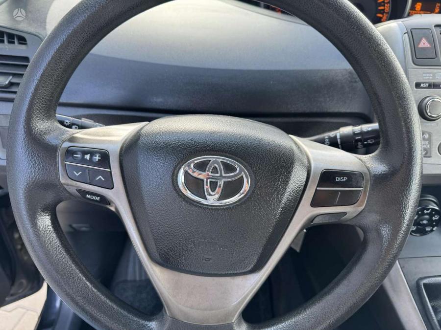 Black Toyota Verso 2011 in Vilnius, with an engine capacity of 1.60 L and mileage of 242 thousand km for 5499 €, photo 18 on AUTOMOTO.COM.LV