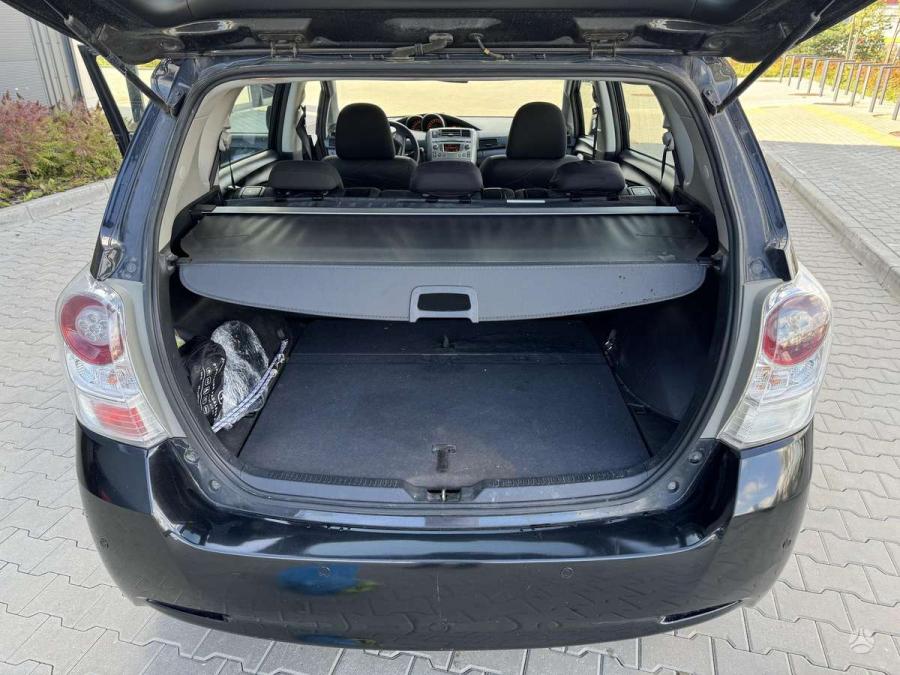 Black Toyota Verso 2011 in Vilnius, with an engine capacity of 1.60 L and mileage of 242 thousand km for 5499 €, photo 19 on AUTOMOTO.COM.LV