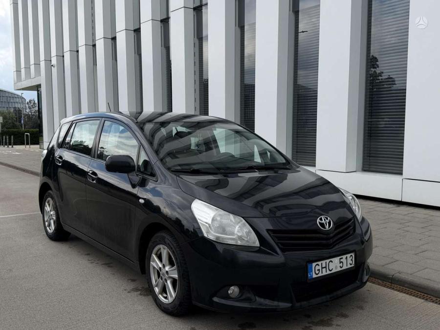 Black Toyota Verso 2011 in Vilnius, with an engine capacity of 2.00 L and mileage of 300 thousand km for 3500 €, photo 1 on AUTOMOTO.COM.LV