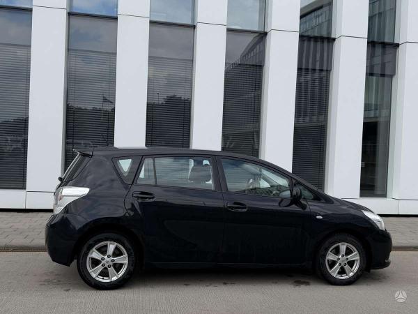 Toyota Verso 2011 Viļņa vietnē Melns Toyota Verso 2011 Viļņa, ar dzinēja tilpumu 2.00 L un nobraukumu 300 tūkst. km par 3500 €, foto 3 vietnē AUTOMOTO.COM.LV