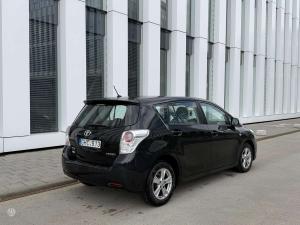 Black Toyota Verso 2011 in Vilnius, with an engine capacity of 2.00 L and mileage of 300 thousand km for 3500 €, photo 4 on AUTOMOTO.COM.LV