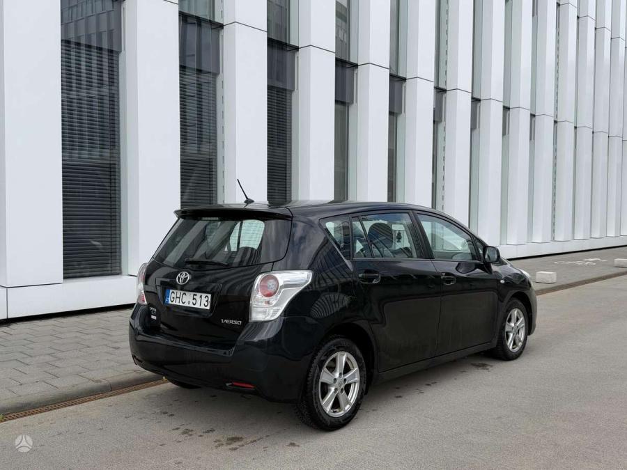 Black Toyota Verso 2011 in Vilnius, with an engine capacity of 2.00 L and mileage of 300 thousand km for 3500 €, photo 4 on AUTOMOTO.COM.LV
