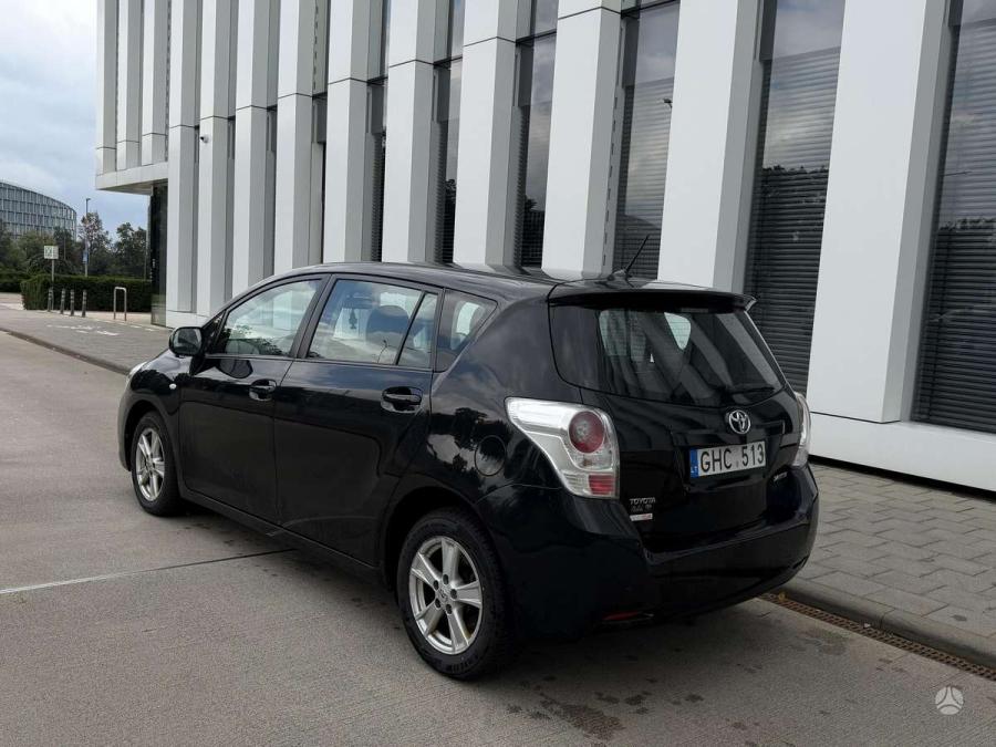 Black Toyota Verso 2011 in Vilnius, with an engine capacity of 2.00 L and mileage of 300 thousand km for 3500 €, photo 5 on AUTOMOTO.COM.LV