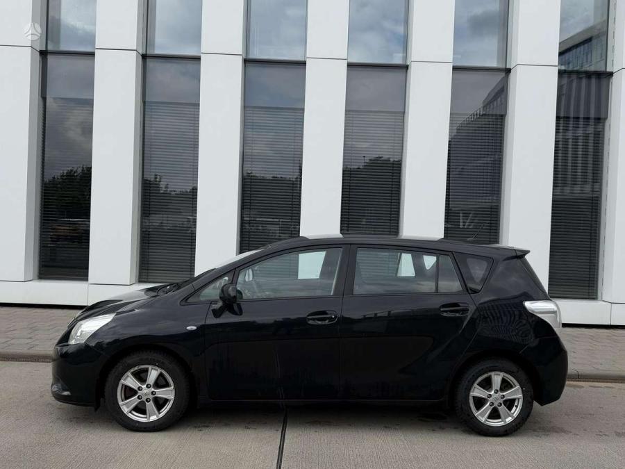 Black Toyota Verso 2011 in Vilnius, with an engine capacity of 2.00 L and mileage of 300 thousand km for 3500 €, photo 6 on AUTOMOTO.COM.LV