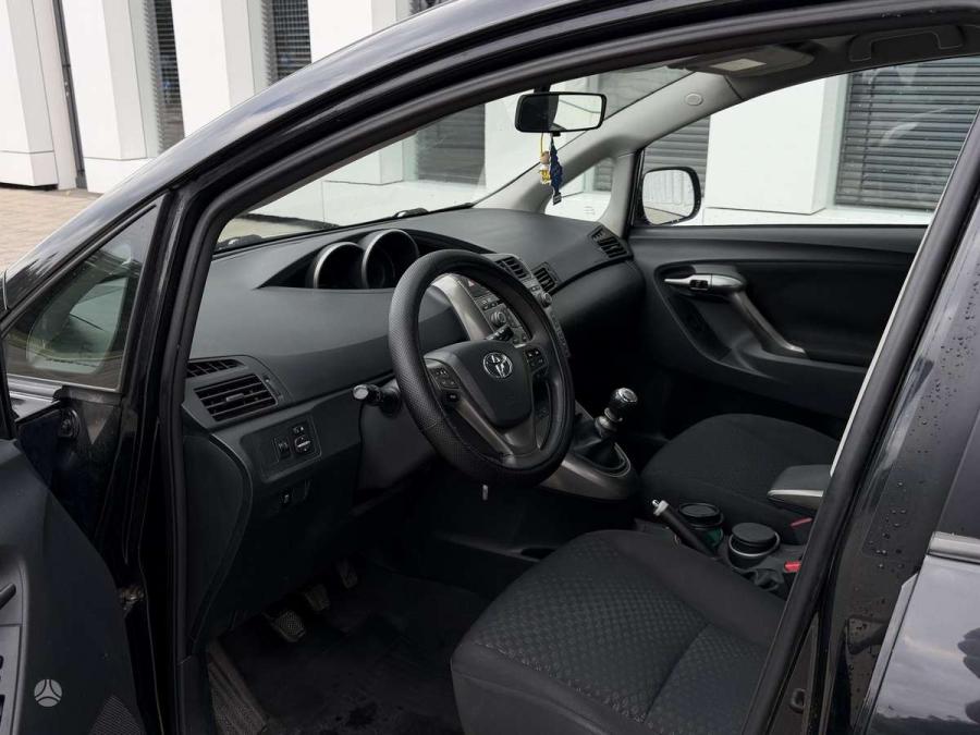 Black Toyota Verso 2011 in Vilnius, with an engine capacity of 2.00 L and mileage of 300 thousand km for 3500 €, photo 8 on AUTOMOTO.COM.LV