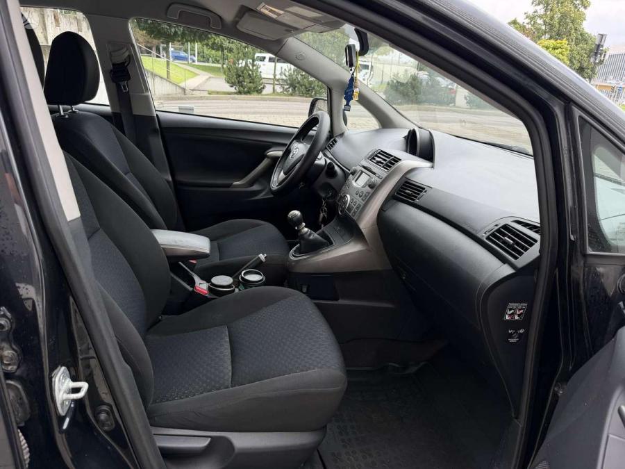 Black Toyota Verso 2011 in Vilnius, with an engine capacity of 2.00 L and mileage of 300 thousand km for 3500 €, photo 9 on AUTOMOTO.COM.LV