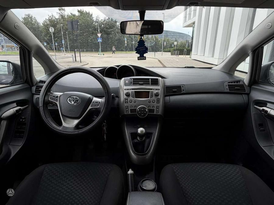 Black Toyota Verso 2011 in Vilnius, with an engine capacity of 2.00 L and mileage of 300 thousand km for 3500 €, photo 10 on AUTOMOTO.COM.LV