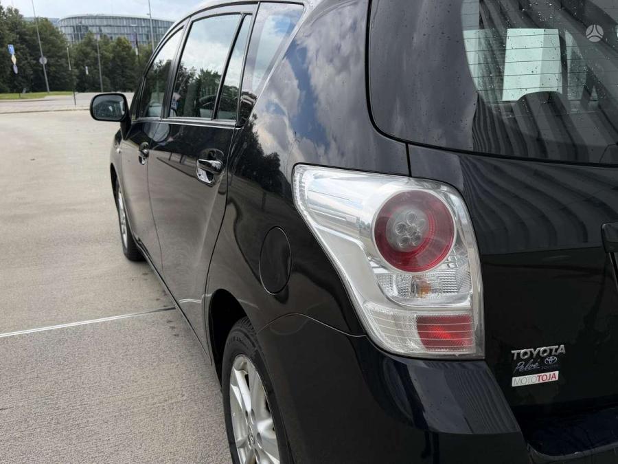 Black Toyota Verso 2011 in Vilnius, with an engine capacity of 2.00 L and mileage of 300 thousand km for 3500 €, photo 18 on AUTOMOTO.COM.LV