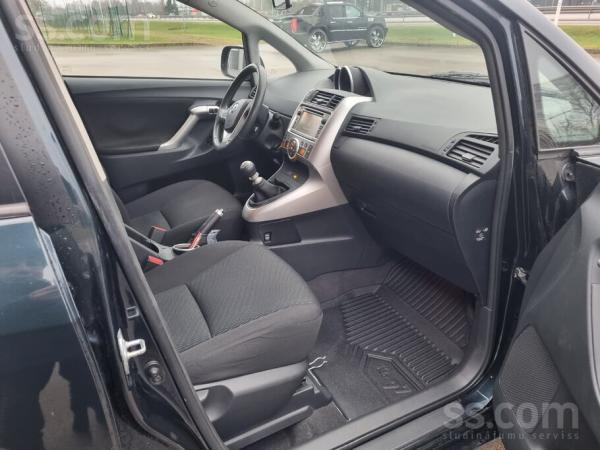 Black Toyota Verso 2012 in Riga, with an engine capacity of 2.00 L and mileage of 283 thousand km for 4600 €, photo 6 on AUTOMOTO.COM.LV