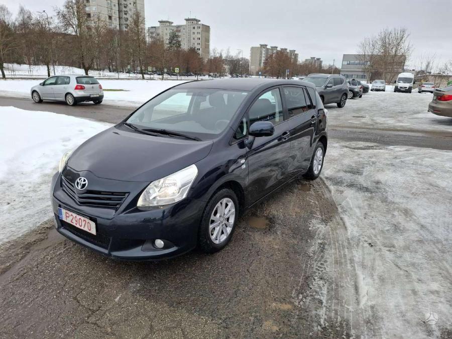 Melns Toyota Verso 2012 Kauņa, ar dzinēja tilpumu 2.00 L un nobraukumu 103 tūkst. km par 5200 €, foto 1 vietnē AUTOMOTO.COM.LV