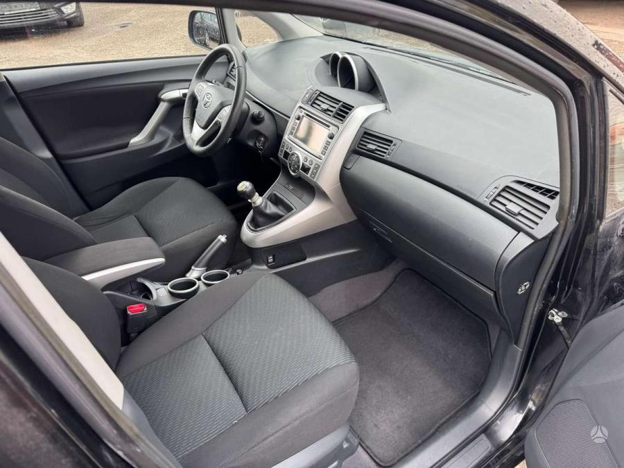 Melns Toyota Verso 2012 Jurbarkas, ar dzinēja tilpumu 2.00 L un nobraukumu 231 tūkst. km par 4950 €, foto 14 vietnē AUTOMOTO.COM.LV