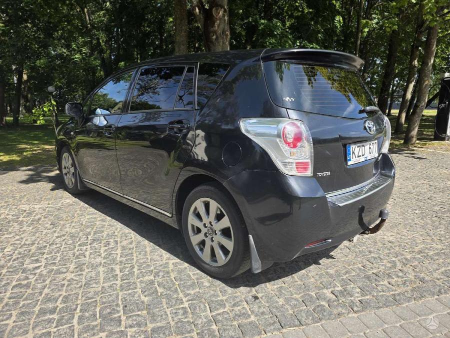 Melns Toyota Verso 2012 Panevēža, ar dzinēja tilpumu 2.00 L un nobraukumu 332 tūkst. km par 4300 €, foto 3 vietnē AUTOMOTO.COM.LV