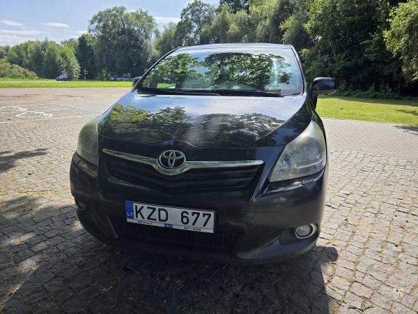 Black Toyota Verso 2012 in Panevezys, with an engine capacity of 2.00 L and mileage of 332 thousand km for 4300 €, photo 5 on AUTOMOTO.COM.LV