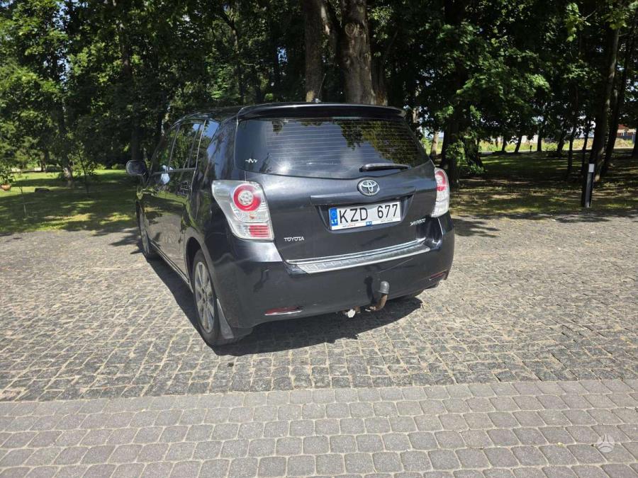 Melns Toyota Verso 2012 Panevēža, ar dzinēja tilpumu 2.00 L un nobraukumu 332 tūkst. km par 4300 €, foto 9 vietnē AUTOMOTO.COM.LV