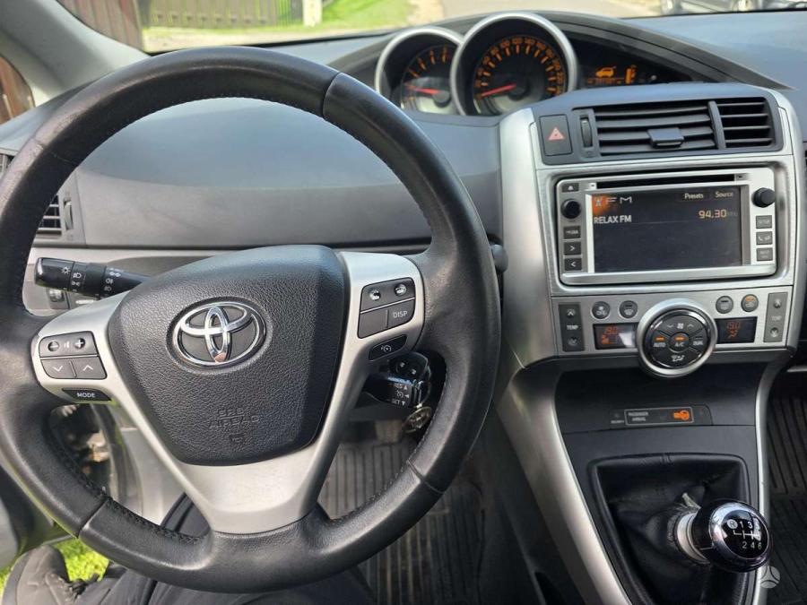 Melns Toyota Verso 2012 Panevēža, ar dzinēja tilpumu 2.00 L un nobraukumu 332 tūkst. km par 4300 €, foto 17 vietnē AUTOMOTO.COM.LV