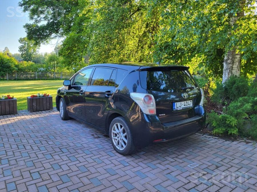 Black Toyota Verso 2012 in Riga, with an engine capacity of 2.20 L and mileage of 278 thousand km for 4300 €, photo 3 on AUTOMOTO.COM.LV