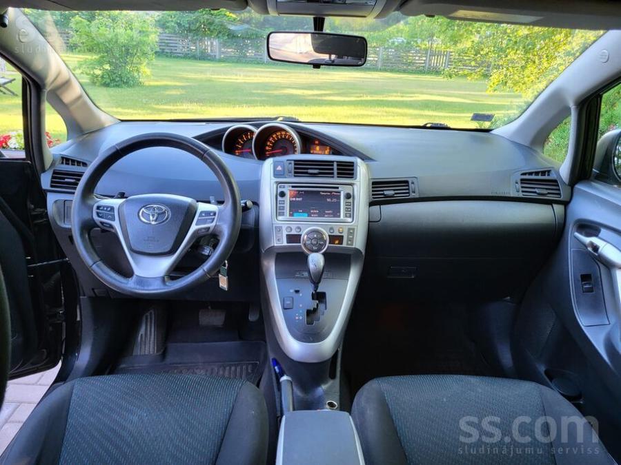 Black Toyota Verso 2012 in Riga, with an engine capacity of 2.20 L and mileage of 278 thousand km for 4300 €, photo 4 on AUTOMOTO.COM.LV